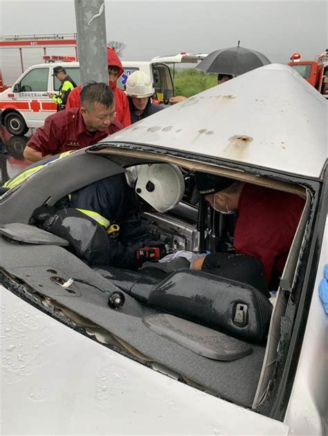 轎車自撞 乘客受困1小時獲救 社會 中時