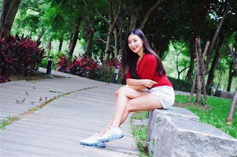 壁紙アジア人微笑み座っ脚ショーツブラウス少女ダウンロード写真