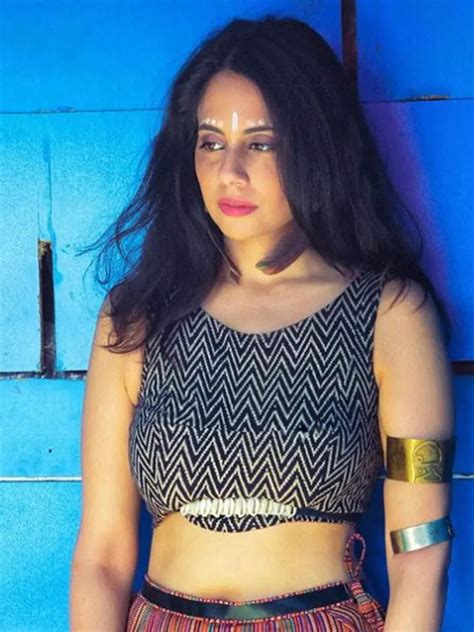 पाकिस्तान की यह खूबसूरत हसीना बनी पहली फीमेल Dj मिलने लगी रेप की धमकी