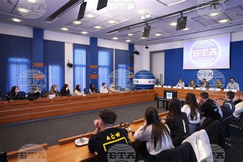 Ученици от Езиковата гимназия в Ловеч посетиха БТА в навечерието на 127 годишнината на Агенцията