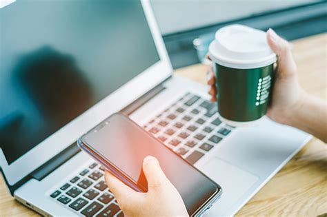 젊은 아시아 사업가 노트북으로 사무실에서 스마트 전화에 노력 하 고 온라인 쇼핑 개념에 대한 스톡 사진 및 기타 이미지 개념