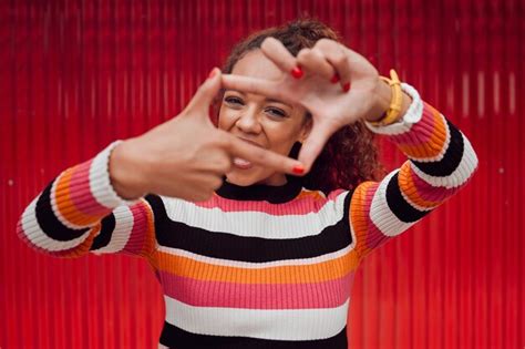 Mujer Negra Feliz Y Marco De Dedo Sobre Los Ojos Para Expresión De Cara Divertida Sobre Fondo