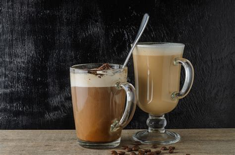 카푸치노가 있는 유리 컵 2개와 검은 질감의 배경이 있는 나무 테이블에 아이스 초콜릿을 넣습니다 0명에 대한 스톡 사진 및 기타 이미지 Istock