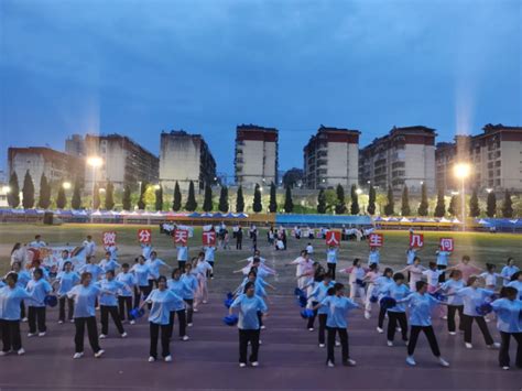 运动会特辑以体育心 积极参训 数统学院学生积极准备学校体育运动会 安康学院数学与统计学院