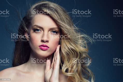 뷰티 여자 초상화입니다 긴 웨이브 머리를 가진 아름 다운 소녀입니다 금발 헤어스타일으로 모델입니다 갈색에 대한 스톡 사진 및 기타 이미지 Istock