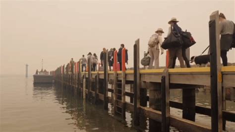 တောမီးလောင်ကျွမ်းမှုမှာ ပိတ်မိနေသူတွေကို သြစတြေးလျရေတပ်က ရွှေ့ပြောင