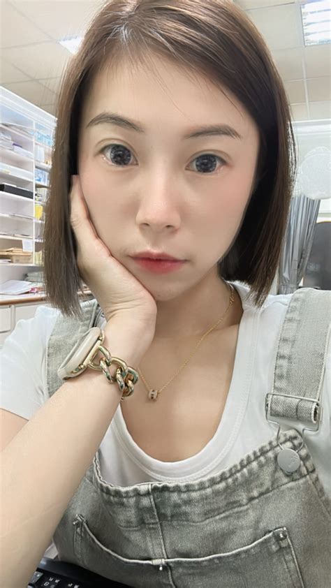 護理師日常 每天打文書打到眼睛乾澀 頭暈目眩 明明是暑假時間 卻必須執行政府的代謝企劃案 要一直沒完沒了 用到每天頭痛身體酸痛 壓力實在好大