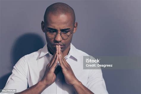 닫기 사진 놀라운 어두운 피부 그를 그에 게 그의 사나이 팔 손 함께 숙고 아래로 빈 공간을 봐 중요 한 솔루션 면도 착용 사양 흰색 셔츠 고립 된 회색 배경 깊은에 대한