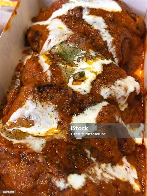 닭고기 티 카 마 살라 소스에 버터 치킨 모 모스 홈메이드만 두 식사 기름기 매운 티 카 소스와 크림 요구르트 커드 허브와 향신료 전통 길거리 음식 인도 음식 인도