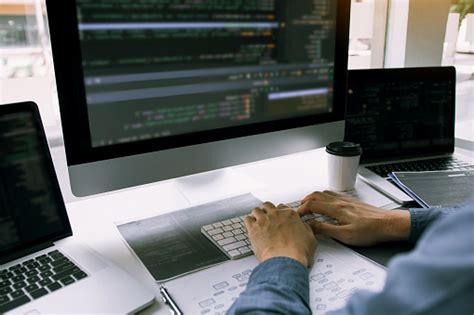 아시아 남자 작업 코드 프로그램 개발자 컴퓨터 웹 개발 작업 디자인 소프트웨어 사무실에서 책상에 Html에 대한 스톡 사진 및