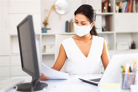 사무실에서 의료 마스크와 흰색 드레스를 입은 젊은 사업가 35 39세에 대한 스톡 사진 및 기타 이미지 35 39세 긍정적인 감정 표현 기업 비즈니스 Istock