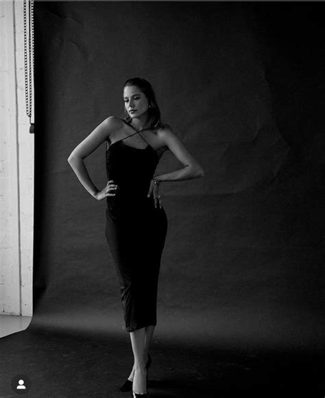 Статья 11 идеальных поз для фото в полный рост Позирование в студии на улице и дома Чб