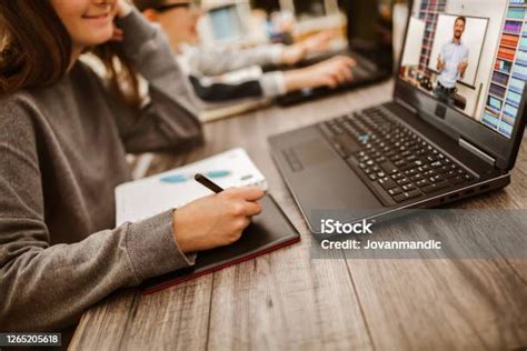 소년과 소녀는 집에서 공부하고 학교 숙제를하고 원격 학습 온라인 교육 개인 지도 교사에 대한 스톡 사진 및 기타 이미지 개인 지도 교사 십대 인터넷 Istock