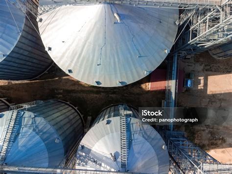 곡물 엘리베이터 농업 구역의 금속 곡물 엘리베이터 수확을 위한 농업 저장 녹색 자연 배경에 곡물 엘리베이터 농업 공장의 외관