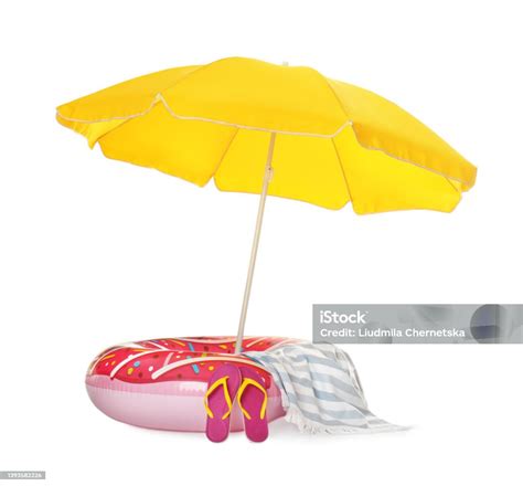 노란색 해변 우산 풍선 링 담요 및 흰색 배경에 플립 플롭을 엽니 다 0명에 대한 스톡 사진 및 기타 이미지 0명 개인 장식품 계절 Istock