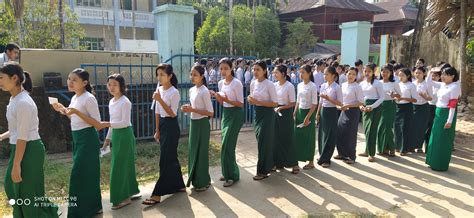 တနင်္သာရီမြို့နယ်၊ စာစစ်ဌာန ၄ ခုတွင် တက္ကသိုလ်ဝင်စာမေးပွဲ၌ ရူပဗေဒဘာသာရပ်ကို ဖြေဆိုသူ ကျောင်းသား