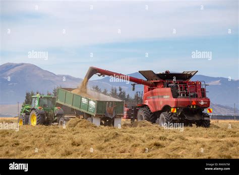 John Deere Combine Harvester Machine Hi Res Stock Photography And Images Alamy