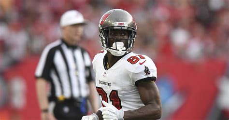 Report Antonio Brown Wont Play For Bucs Vs Rams After Being Placed