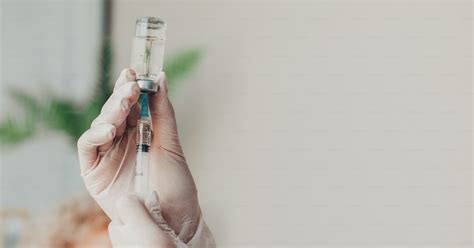 코로나바이러스 백신이 든 주사기를 들고 있는 의사의 손 코로나19 예방 접종 치료 바이러스 방지 사진 Unsplash의 간호사 이미지