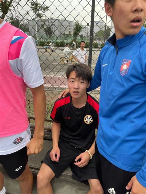 球场小射手 on Twitter 在川大踢比赛被成体的体育生爷揍了据说被4个人穿钉鞋踩脸围殴只能说唐子轶够帅够爷们离开时还在嘲讽