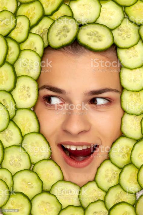 젊은 아름다운 행복한 여자 포즈 와 조각 의 오이 주위에 그녀의 얼굴 가꿔주기에 대한 스톡 사진 및 기타 이미지 가꿔주기 건강한 식생활 귀여운 Istock
