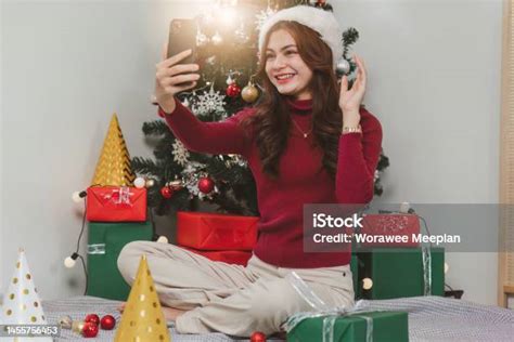 선물 상자에서 개봉 후 선물에 놀란 쾌활한 아가씨 크리스마스와 해피 홀리데이와 새해 전야를 축하하는 개념 12월에 대한 스톡 사진 및 기타 이미지 Istock