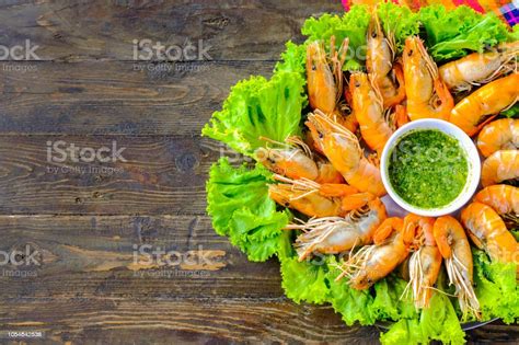 나무 배경에 매운 소스 재료와 함께 흰색 접시에 구운된 새우 건강한 생활방식에 대한 스톡 사진 및 기타 이미지 건강한 생활방식 건강한 식생활 굽기 Istock