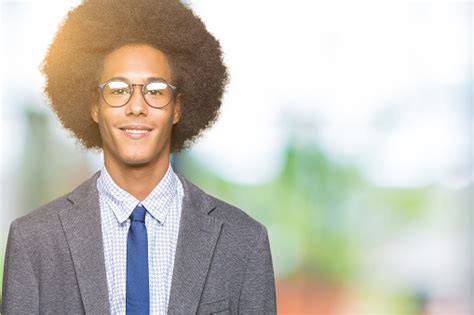 행복 하 고 멋진 미소와 얼굴에 안경을 아프로 머리 젊은 아프리카계 미국인 비즈니스 사람 운이 좋은 사람 긍정적인 감정 표현에 대한 스톡 사진 및 기타 이미지 Istock