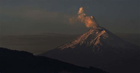 화산재와 가스 뿜어내는 에콰도르 코토팍시 화산