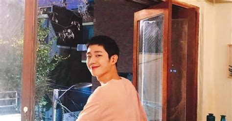 넓은 어깨에 꽃미소 정해인 누나들 홀리는 연하남의 정석