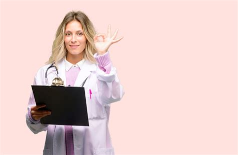 젊은 여자 명상과 휴식을 표현 하는 두 손으로 확인 서명 제스처를 하 고 의료 전문 의사 건강관리와 의술에 대한 스톡 사진 및 기타 이미지 건강관리와 의술 검은색