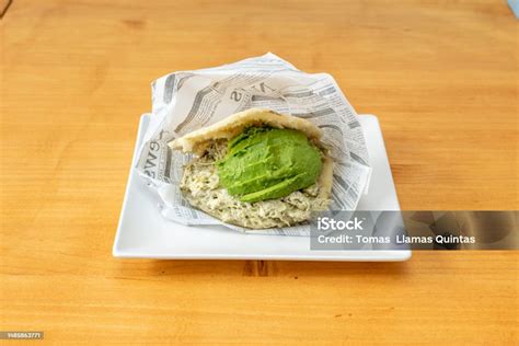 전형적인 베네수엘라 아레파 레이나 페피아다와 반쯤 익은 아보카도를 흰 접시에 닭고기와 마요네즈로 잘게 썬 것 0명에 대한 스톡 사진 및 기타 이미지 Istock