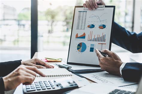 재무 관리자 회의 논의 회사 성장 프로젝트 성공 금융 통계 전문 투자자 작업 문서 노트북 및 디지털 태블릿 전략 계획에 대 한