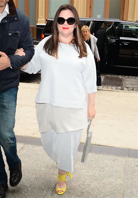 Melissa Mccarthy Wearing Gray Outfit And Yellow Shoes Ps Fashion