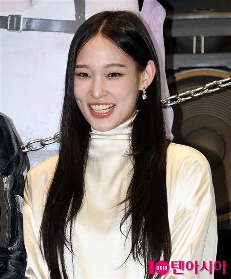 요거트 뚜껑 핥어먹어…신세계家 애니 재벌돌도 똑같네 Ten이슈 텐아시아