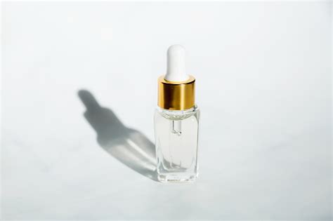 클로즈업 미용과 아름다움의 개념 스포이드 유리 병 모형 흰색 바탕에 오스메틱 피펫 0명에 대한 스톡 사진 및 기타 이미지 0