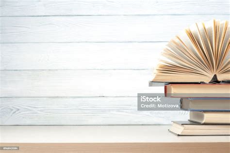 오픈도 서 나무 테이블에 대 한 Hardback 책입니다 교육 배경입니다 학교 돌아가기 텍스트에 대 한 공간을 복사 합니다 개체