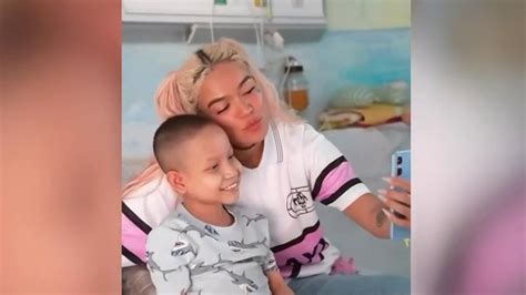 Karol G Visita A Pacientes Con Cáncer En Un Hospital Oncológico En México