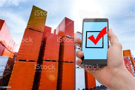 창 고에 있는 상자를 가진 선반에 대 한 손을 잡고 스마트폰 가정 생활에 대한 스톡 사진 및 기타 이미지 가정 생활 개념 개념과 주제 Istock