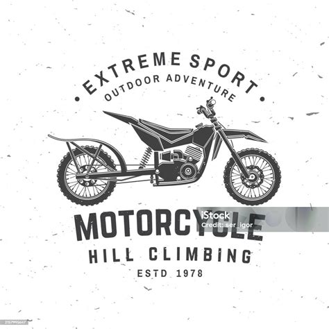 오토바이 언덕 오르기 로고 배지 스티커 벡터 산에서 극한의 점프와 경주를 위한 오토바이를 이용한 익스트림 스포츠 모노크롬 스타일