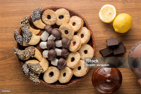 고리 버들 세공 바구니 버섯과 초승달의 형태로 수 제 쿠키에 감소 갈색에 대한 스톡 사진 및 기타 이미지 갈색 건강에 좋지 않은 음식 건강한 식생활 Istock