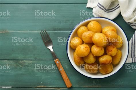 오래된 소박한 나무 배경에 하얀 그릇에 버터 신선한 딜 양파를 곁들인 신선한 삶은 새 감자 또는 어린 감자 맛있는 새 삶은 감자 평면도 0명에 대한 스톡 사진 및 기타