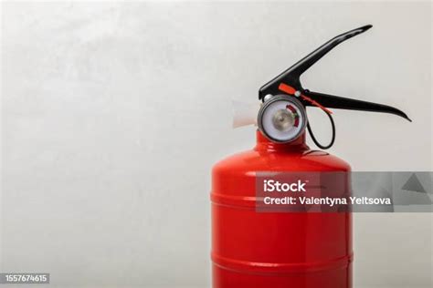 검은 질감 벽의 배경에 소화기 벽에 실내에 있는 빨간 소화기 화재 예방 가정용 소화기 모형 텍스트 공간 복사 공간 0명에 대한 스톡 사진 및 기타 이미지 Istock