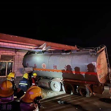 凌晨，油罐车失控冲入路边平房… 房屋 男子 羊场乡