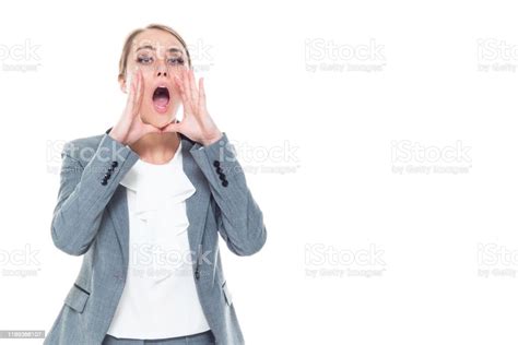 충격 서프라이즈에 있는 양복을 입고 서 있는 2029세 성인 미모여성 젊은 여성 사업가 사업가의 1인 정면 웨스트 업 비즈니스에 대한 스톡 사진 및 기타 이미지 Istock