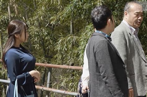 家族旅行巨乳の嫁と義父が深夜の露天風呂でバッタリはち合わせ どうする ヒロインの裸