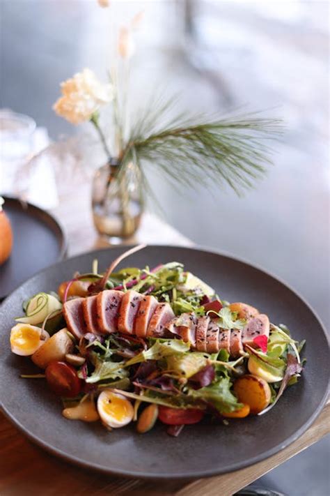 건강한 레시피 건강한 생활 건강한 식생활 건강한 재료 고소한 맛 구운 참치 다이어트 식품 다채로운 샐러드 다채로운 토마토 레스토랑 품질 맛있는 식사