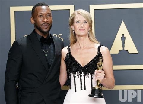 Photo Laura Dern Wins An Oscar At The 92nd Annual Academy Awards In
