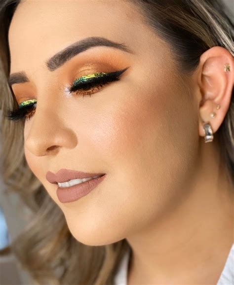 Maquillaje Metálico En Verde Y Dorado Con Delineado En Ojo Gold