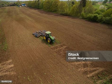 현대 존 디어 트랙터의 공중 보기는 농업 분야에서 쟁기 트레일러를 끌어 John Deere에 대한 스톡 사진 및 기타 이미지 John Deere 경관 계절 Istock